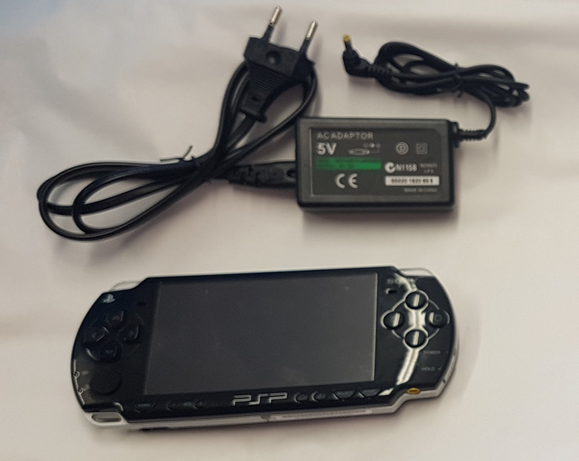 PSP Enhet 2004 med laddare - Nostalgibutiken